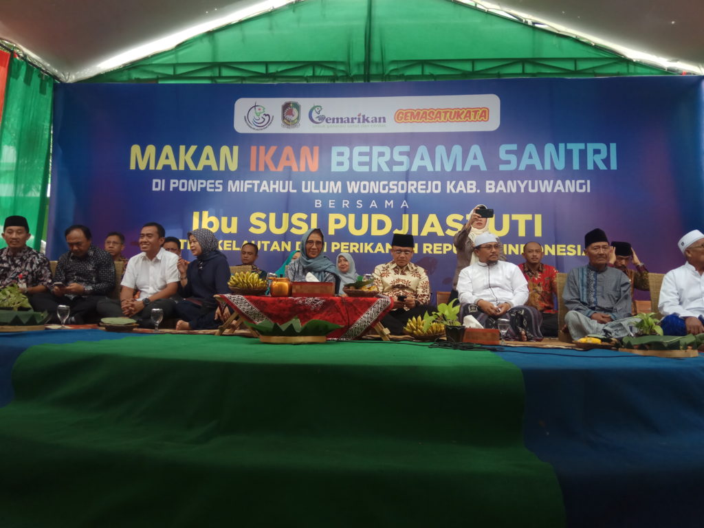 Ibu Menteri Bersama Santri YPP MU - YPP MIFTAHUL ULUM